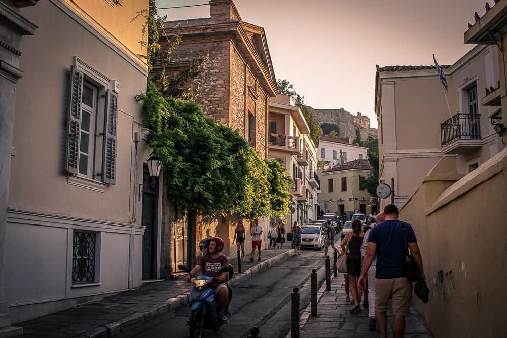 Plaka, uno de los barrios más bonitos de Atenas (al pie de la Acrópolis ...