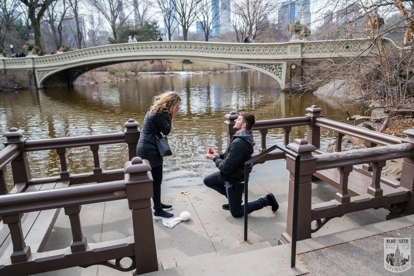 Bow bridge wedding proposal in Central Park | VladLeto