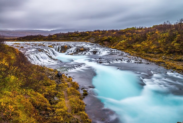 Una Cascada De Agua Turquesa En Islandia Bruarfoss 101 Lugares Increíbles