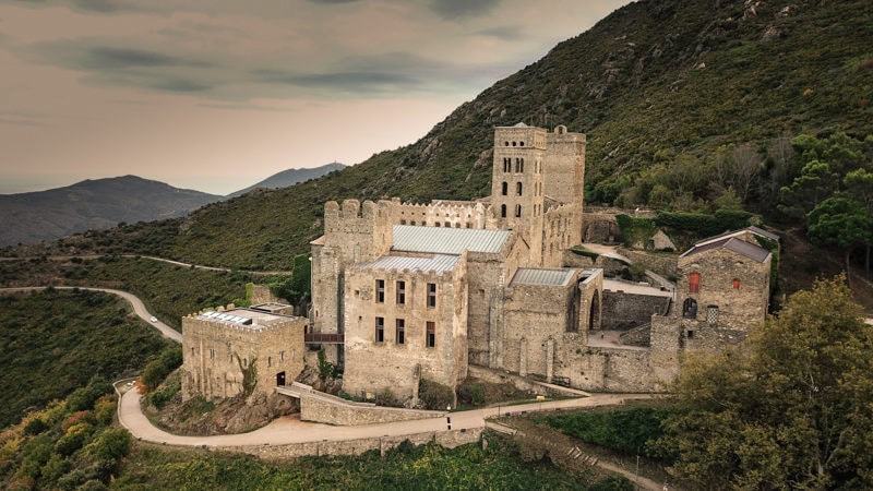 Un imponente monasterio que mira al Mediterráneo en Costa Brava (Sant ...