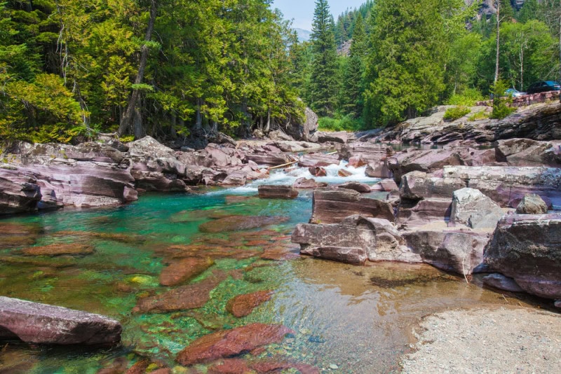 Tan solo un río turquesa que alimenta un lago cristalino (lago McDonald ...