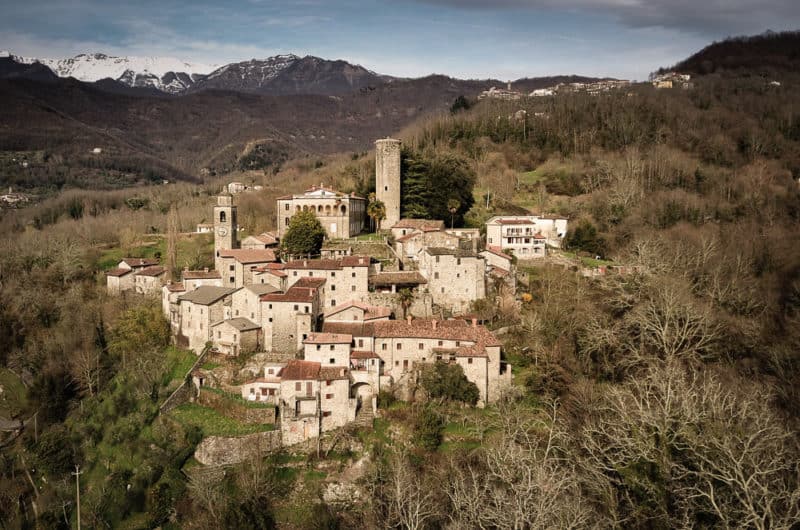 Este pueblo “colgado” es un arca medieval en la Toscana menos conocida ...