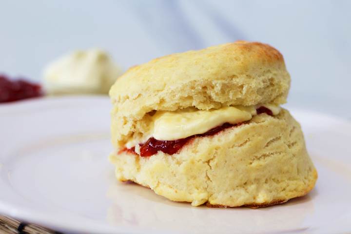 English Scones and Clotted Cream - simple recipe to make English scones