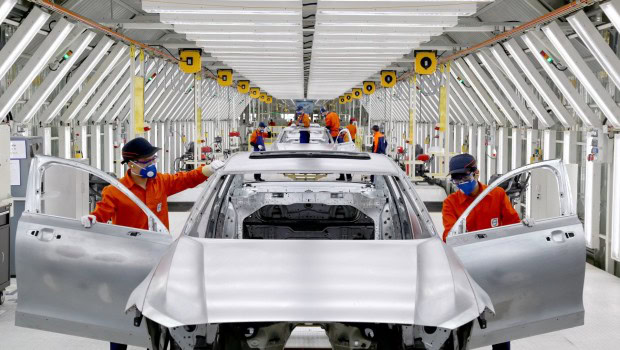 Volvo’s First USA Factory Opens & Starts S60 Sedan Production