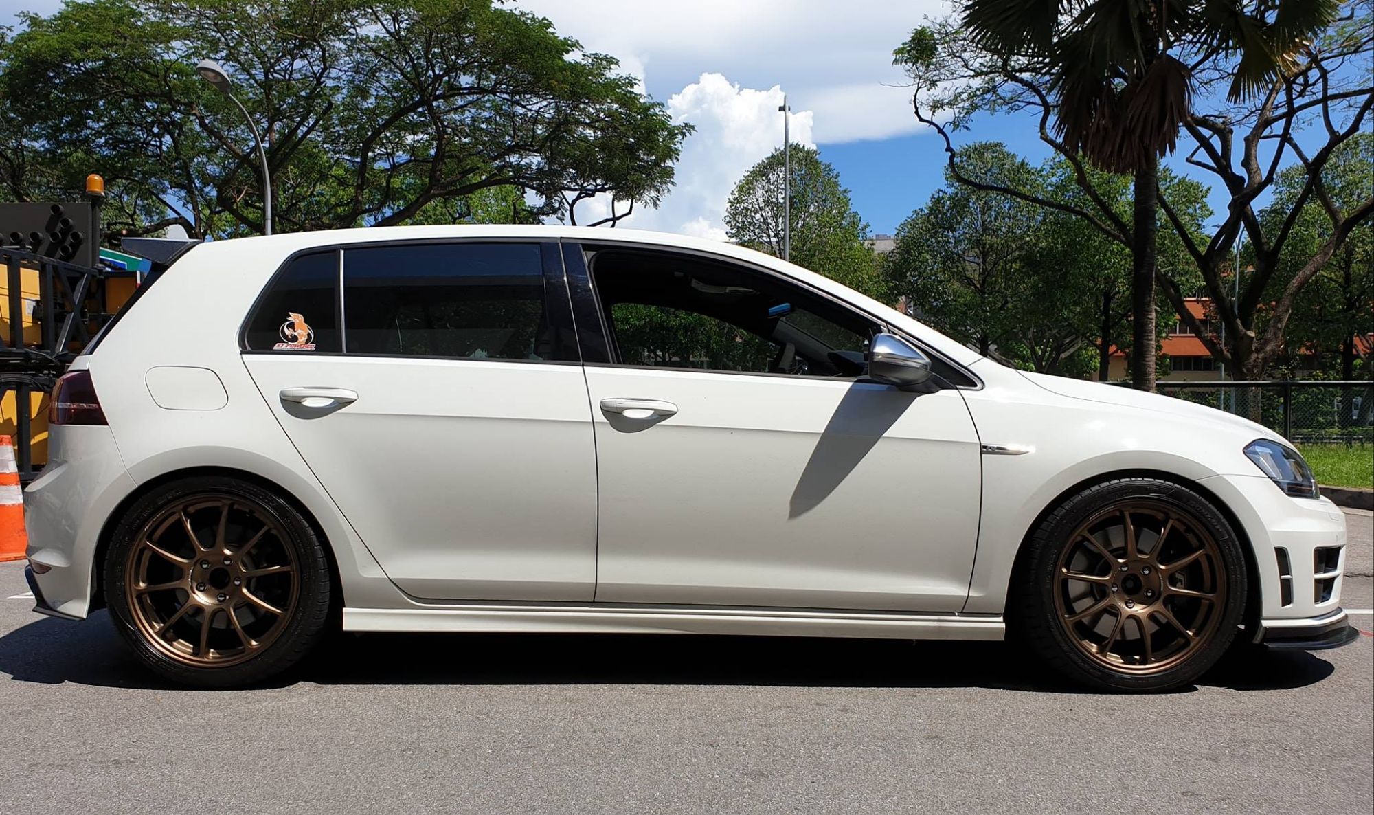 Volkswagen Golf R 7 White Rays Volk ZE40 | Wheel Front