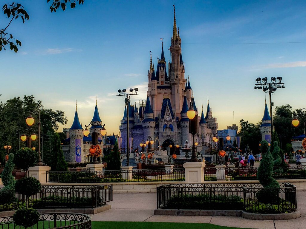 Disney World VS Disneyland Castles, What's the Difference and Which Is ...
