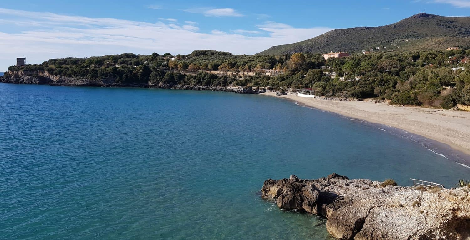 La spiaggia di Ascea Marina, dalla scogliera di punta del Telegrafo a Velia