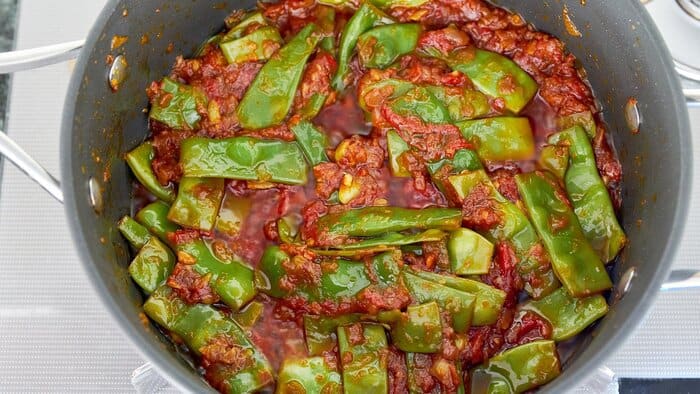 Loubieh Bi Zeit Recipe (Green Beans Braised in Olive Oil)