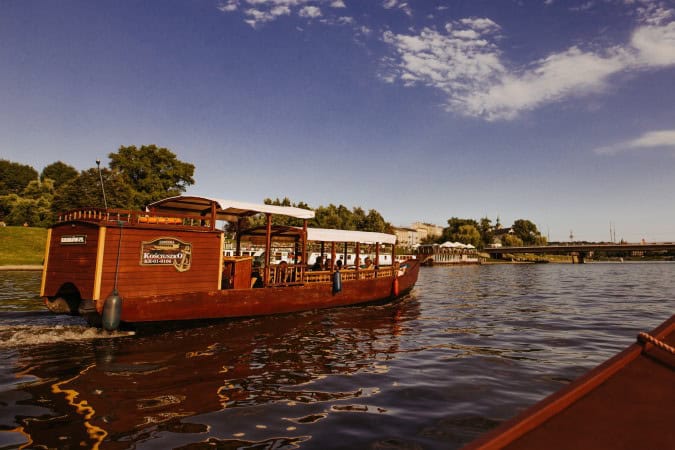 Rejs statkiem gondolą lub katamaranem po Wiśle w Krakowie | AQUA FUN