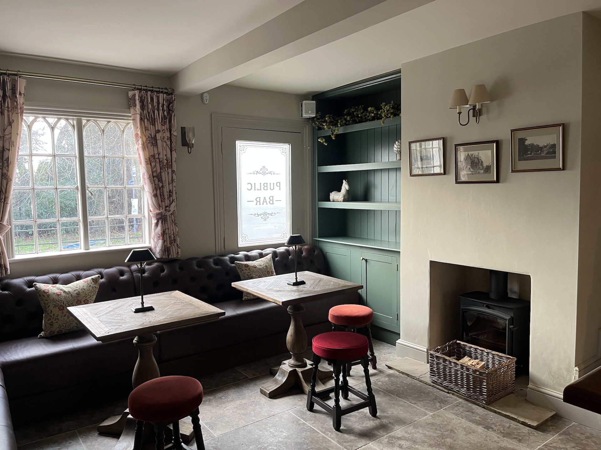 The Jolly Tanners Pub - Historic Pub in Staplefield