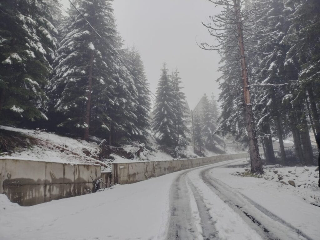 Ninge la munte. La Rânca s-a depus primul strat de zăpadă