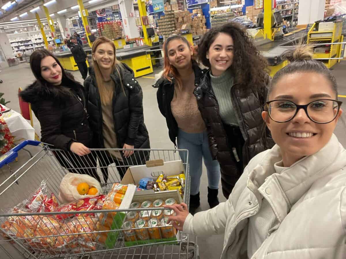 Cinci studente din Sibiu au donat jucării și haine copiilor de la ...