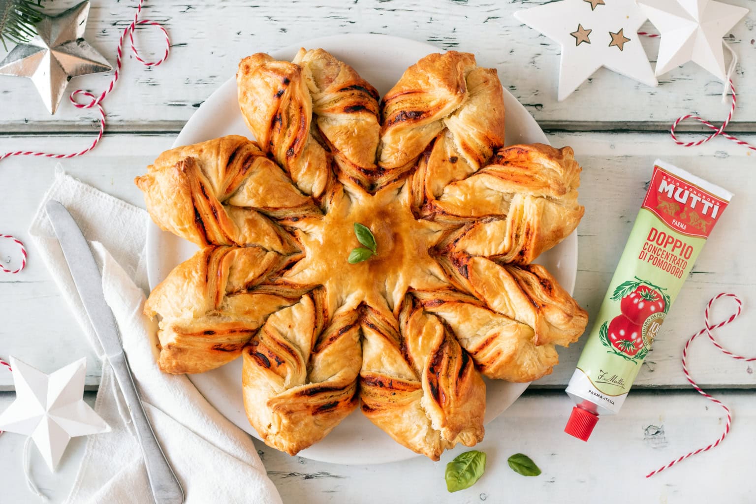 TWISTED STAR BREAD WITH TOMATO PASTE FILLING | Mutti Recipe