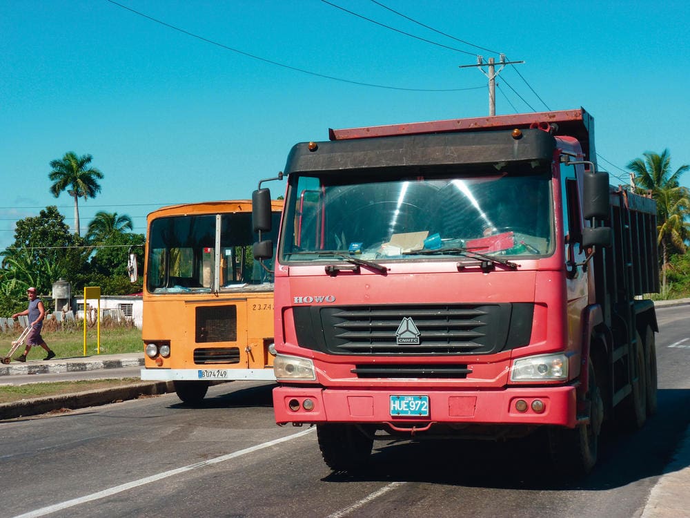 Camiones en Cuba, centauros del Caribe