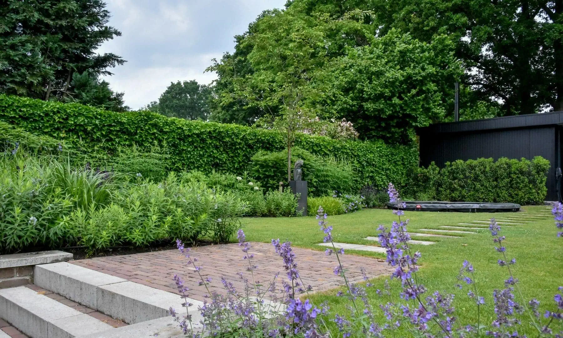 Een strakke tuin met landelijke beplanting | Booiman Tuinen