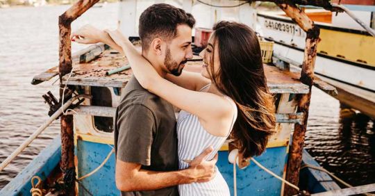 Should You Hug On The First Date? How & When To Do It right