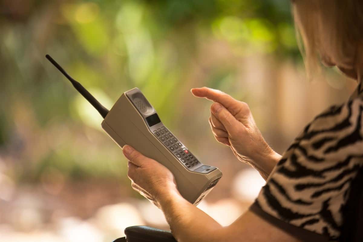 Remembering Cell Phones In The 90s | 8-Bit Pickle