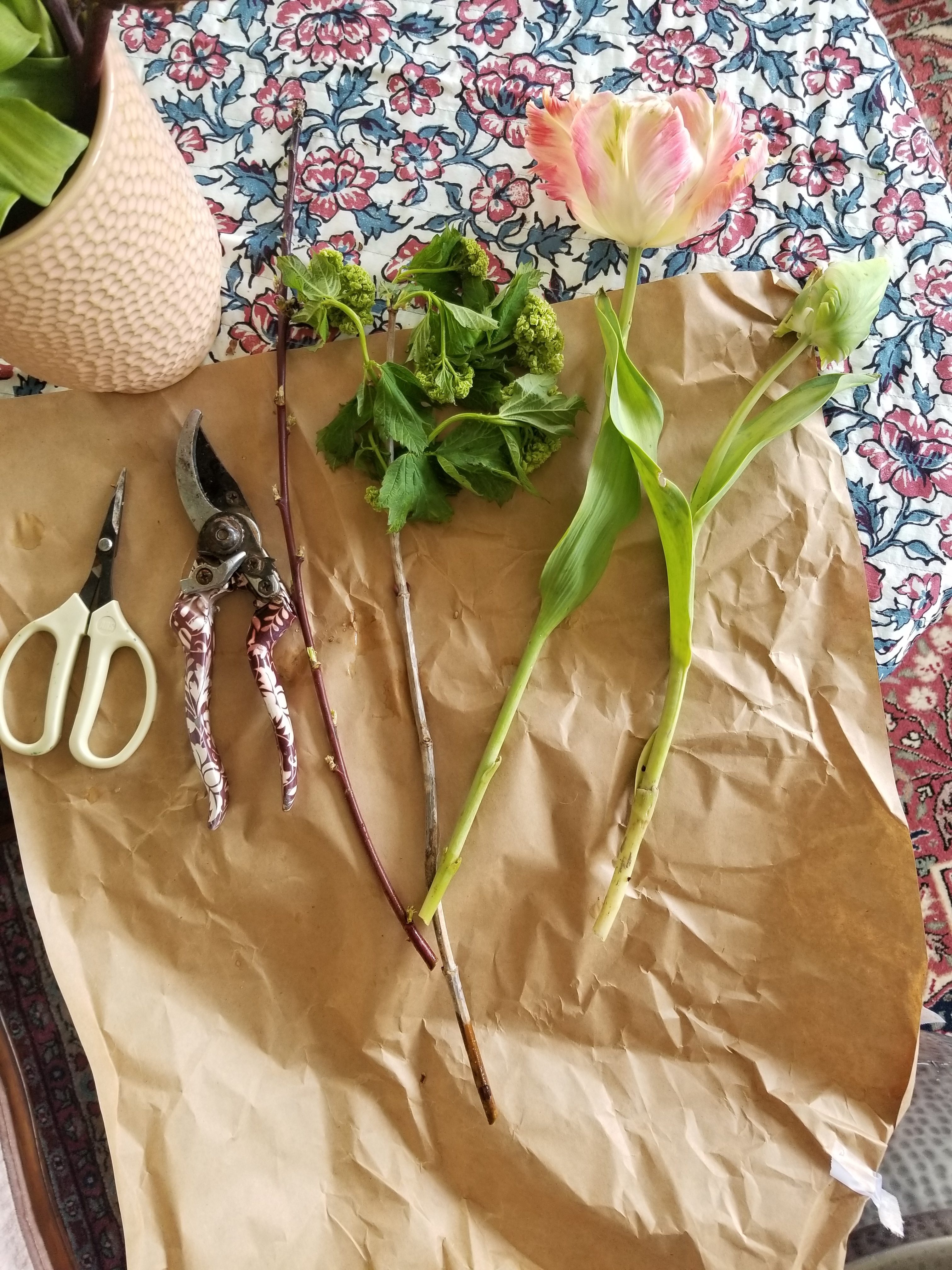 How to Make an Easy Delightful Spring Tulip Flower Arrangement - This ...