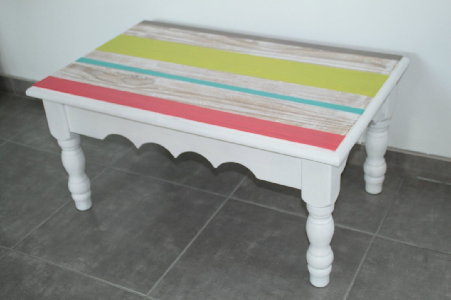 DIY Striped Coffee Table | Oh My Sander