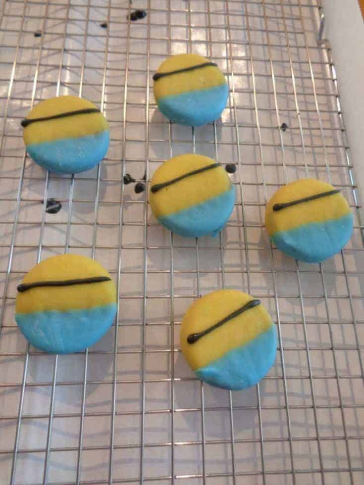 Despicable Me Minions Themed Oreo Cookies · The Inspiration Edit