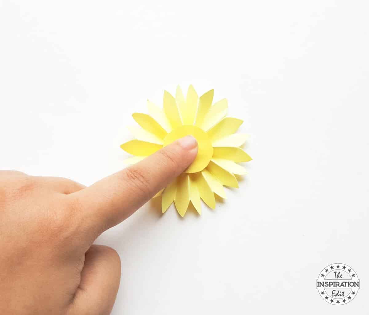 Paper Daisy Flower Craft · The Inspiration Edit