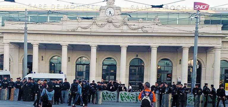 200+ types of French shop names in France, businesses & services too
