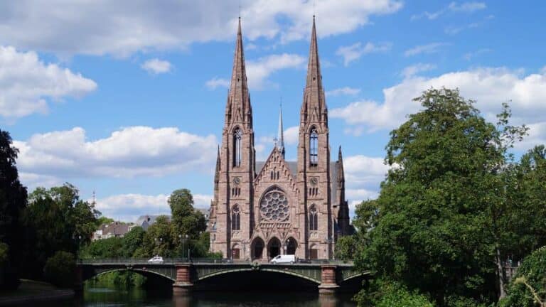 200+ types of French shop names in France, businesses & services too