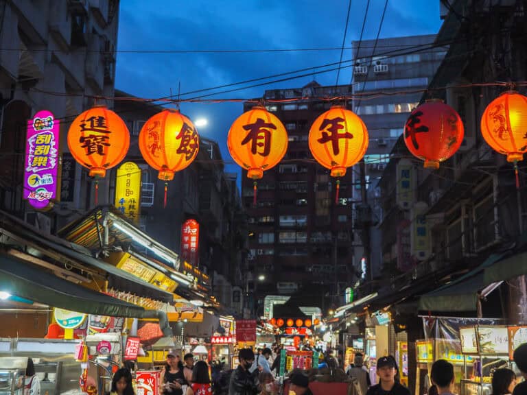 What to Eat at Tonghua (Linjiang Street) Night Market in Taipei ...