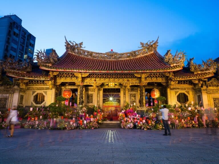 Longshan Temple: How to Pray for Love at Taipei’s Top Temple - Taiwan ...