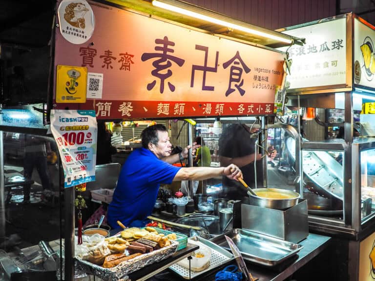 What to Eat at Tonghua (Linjiang Street) Night Market in Taipei ...