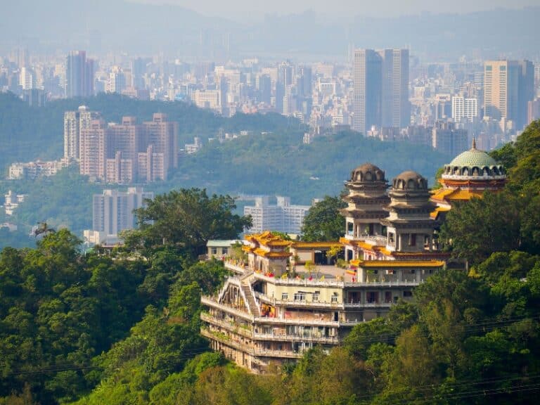 A Maokong Gondola Guide: Best Teahouses, Hikes, and Taipei Views ...