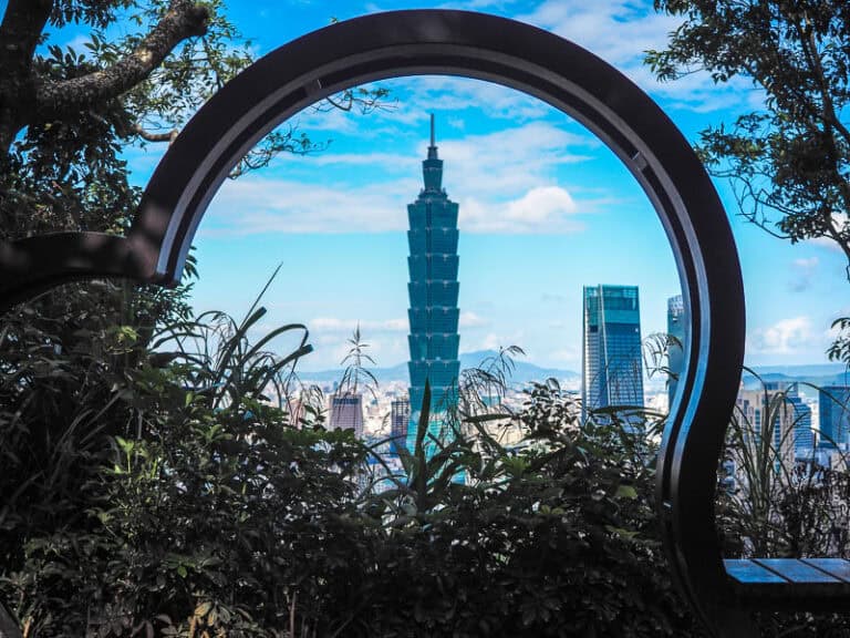 How to Hike Elephant Mountain (Xiangshan) for Epic Taipei Views - Taiwan Obsessed