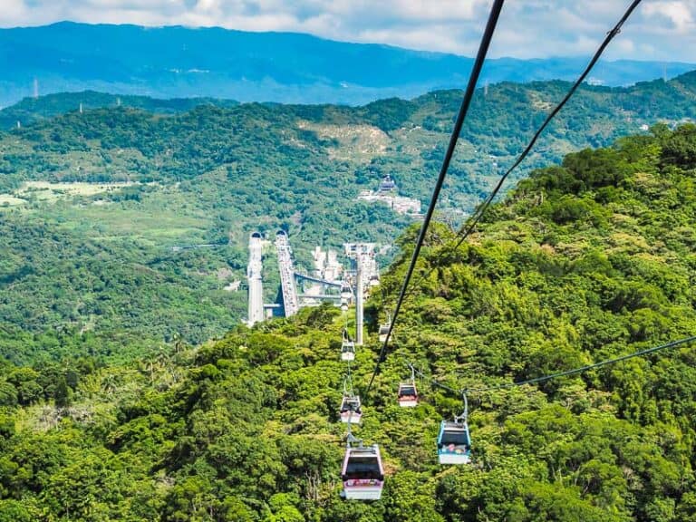 A Maokong Gondola Guide: Best Teahouses, Hikes, and Taipei Views ...