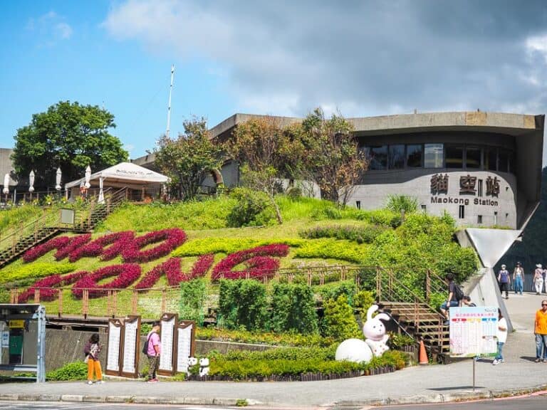 A Maokong Gondola Guide: Best Teahouses, Hikes, and Taipei Views ...