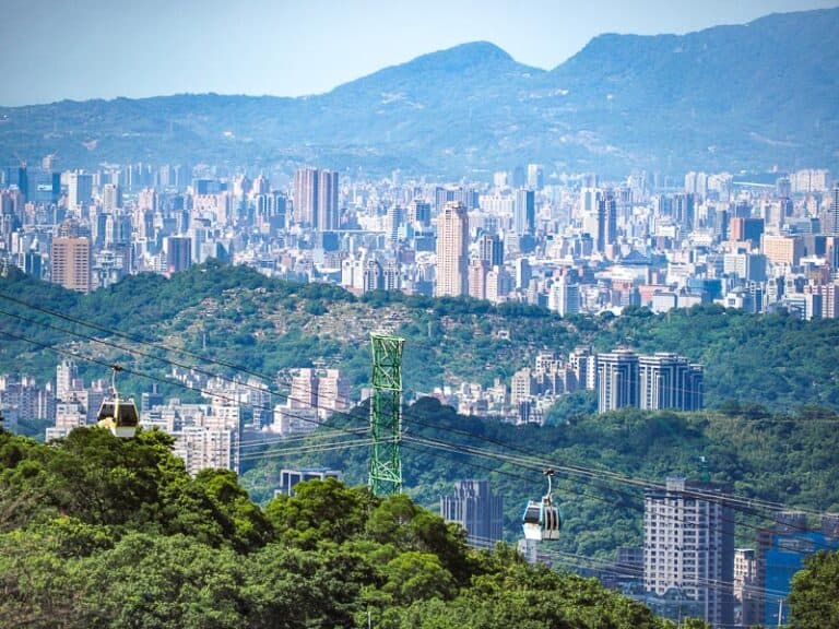 A Maokong Gondola Guide: Best Teahouses, Hikes, and Taipei Views ...