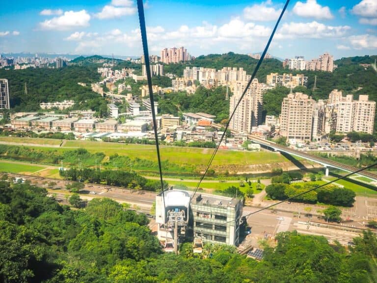 A Maokong Gondola Guide: Best Teahouses, Hikes, and Taipei Views ...