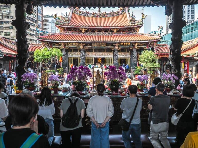Longshan Temple: How to Pray for Love at Taipei’s Top Temple - Taiwan ...