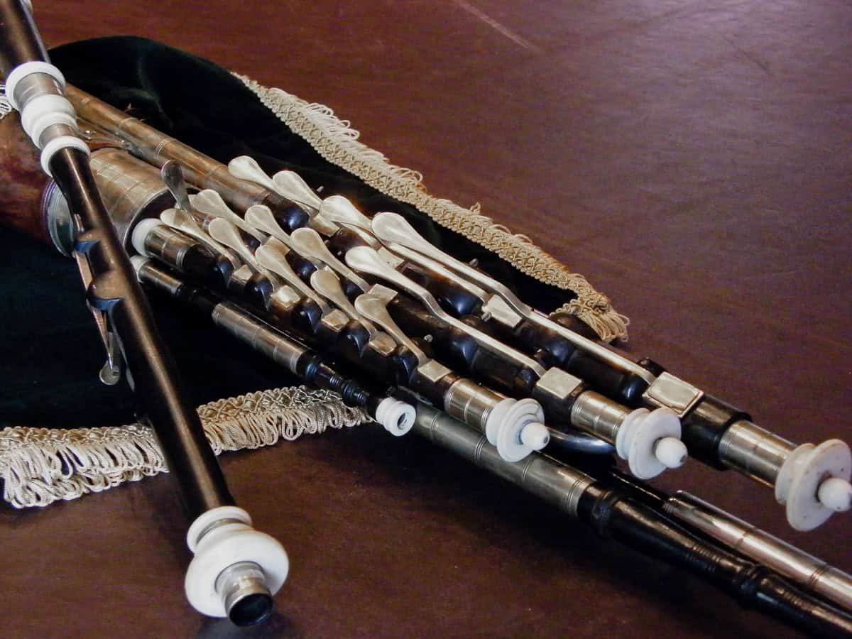 Rhymes with Chillin' : The Irish Uilleann Pipes - Center for World Music