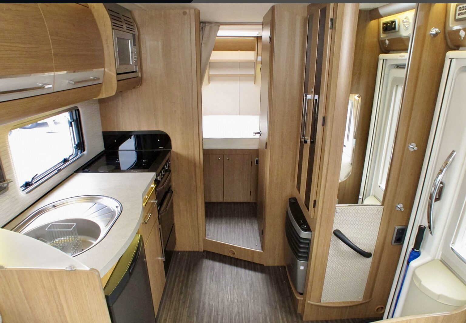 Autotrail Frontier Mohawk 4 Berth Motorhome (2015) - Bridgend Leisure ...
