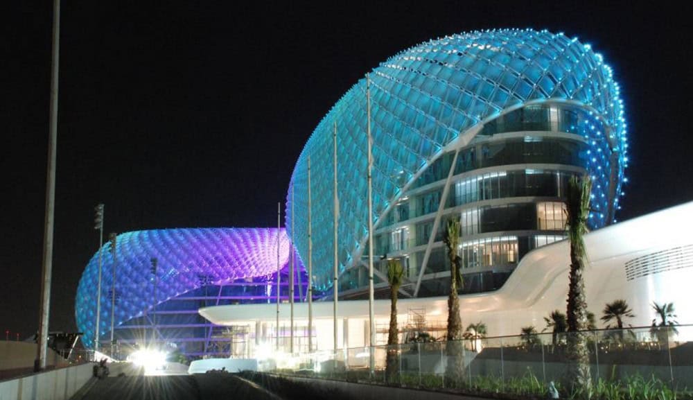 5-Star Yas Hotel Lit Up by a Dazzling Crown of 5,000 LED Panels - Green ...