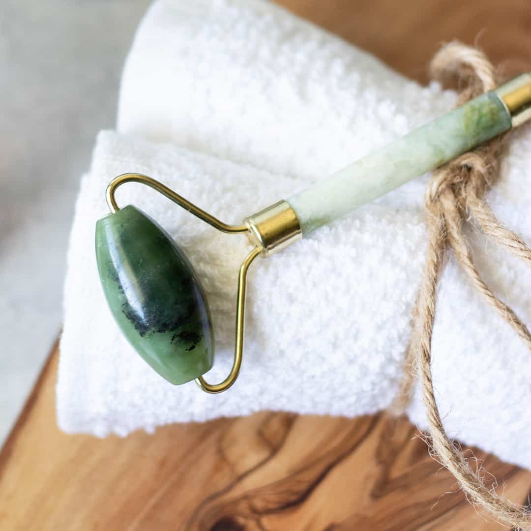 How to Use a Jade Roller in Your Skin Care Routine