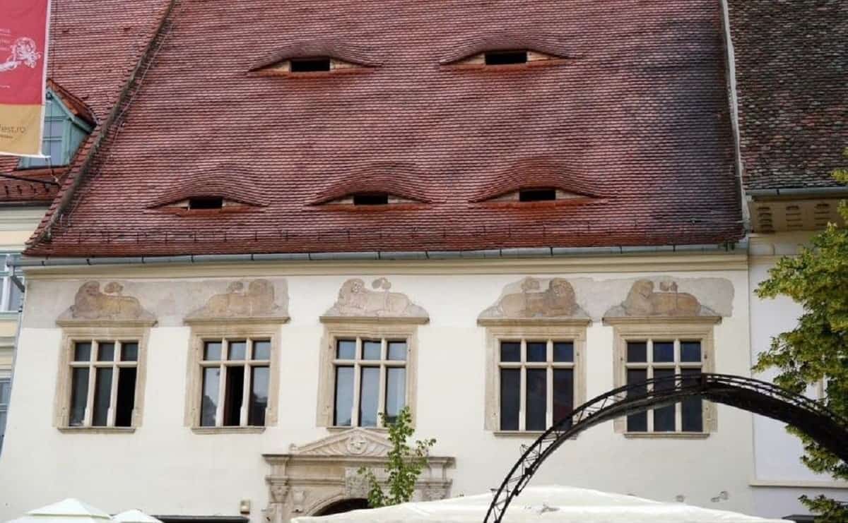 „Ochii” din acoperișurile Sibiului fac din nou furori pe rețelele ...