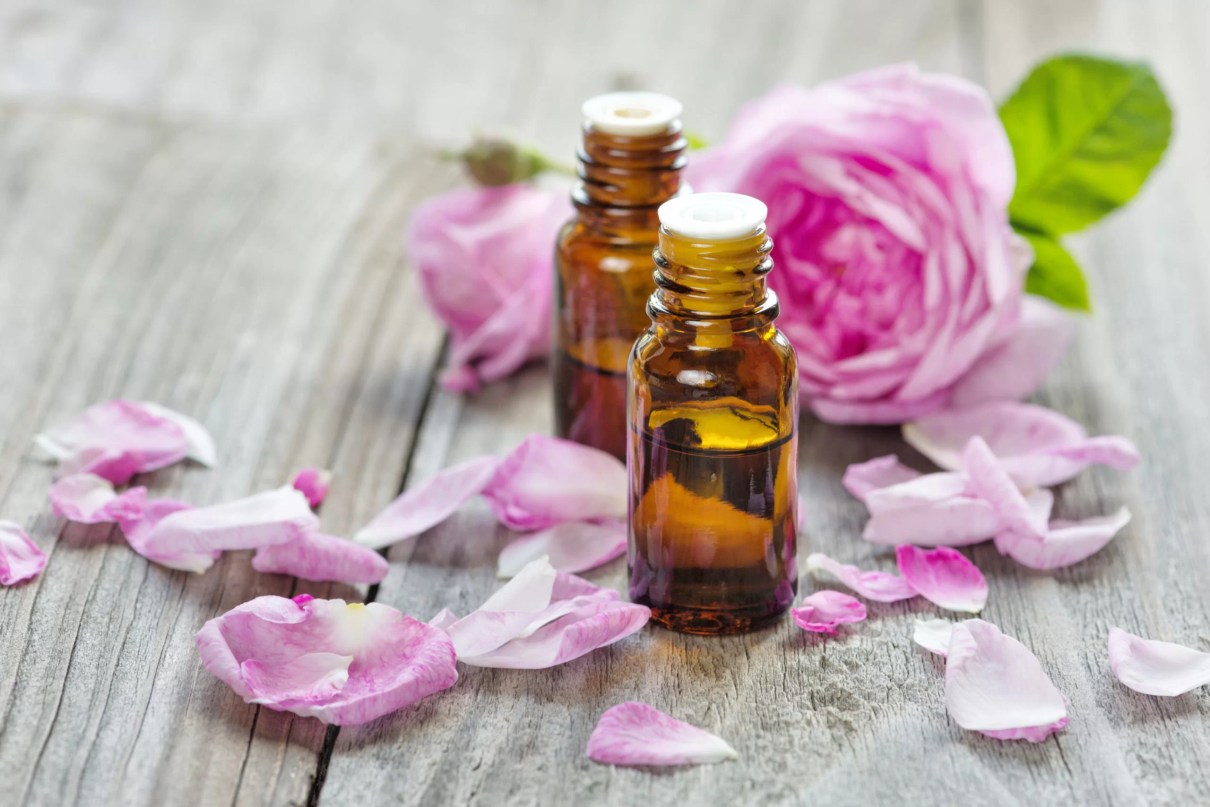 Best Essential Oils for Love and Romance (With Recipes)