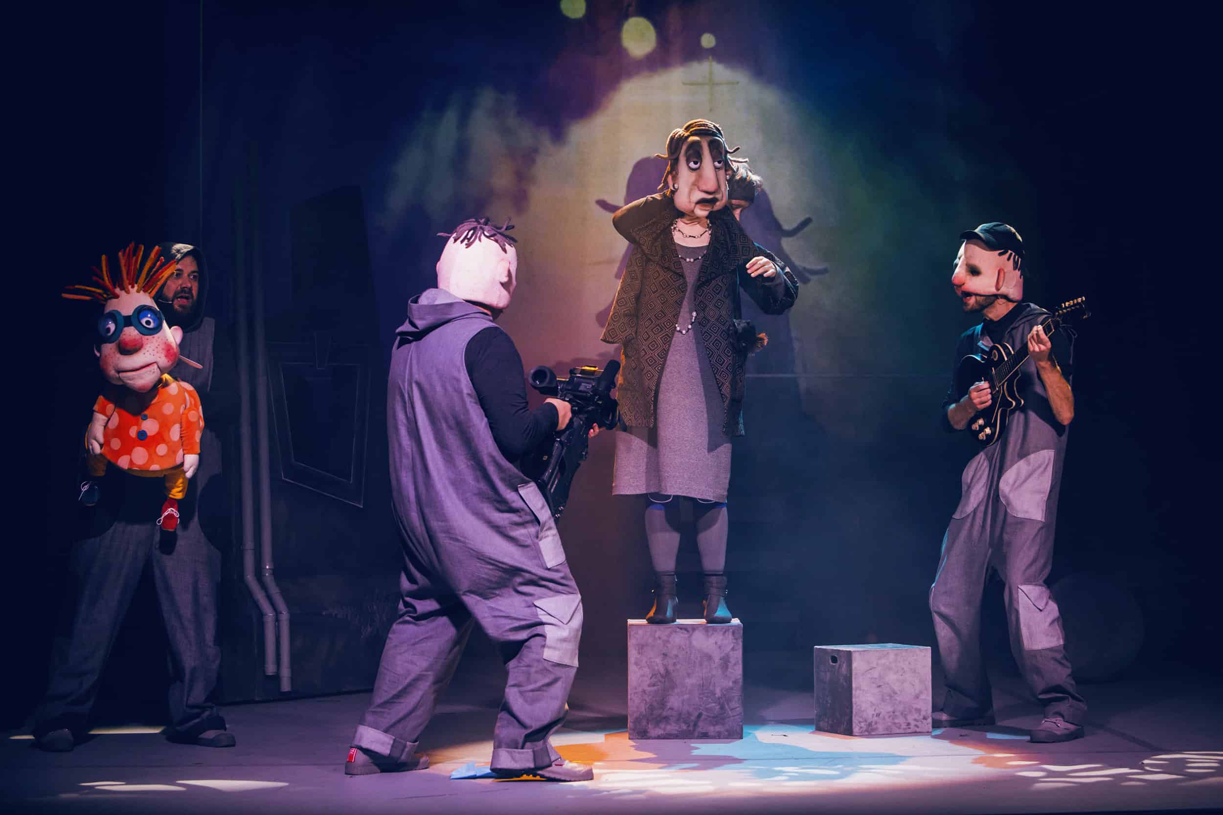 MAŽYLIS IR KARLSONAS, KURIS GYVENA ANT STOGO - Kauno Valstybinis Lėlių ...