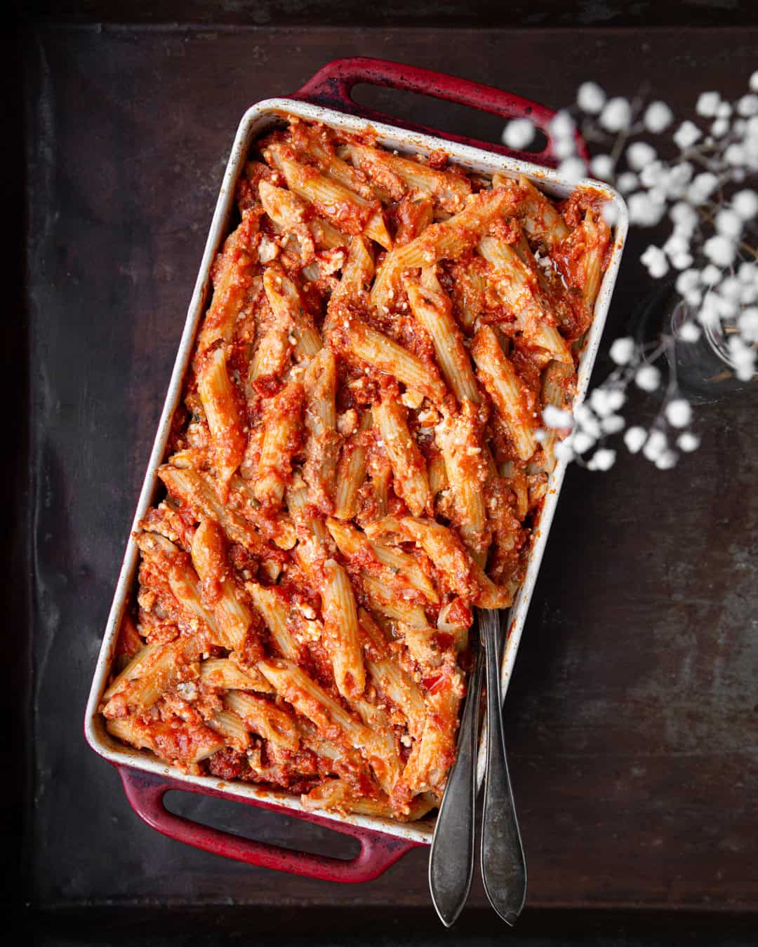 Pasta i ugn med fetaost och tomatsås | Mutti-recept