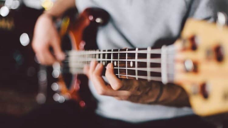 Einfache Bass Lieder für Anfänger & Fortgeschrittene ⋆ delamar.de