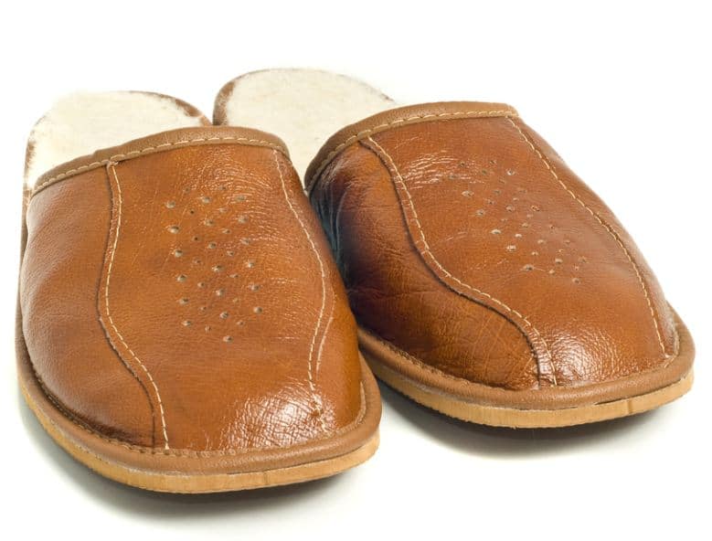 5 Best Slippers for Men - August 2021 - Honest Product Reviews