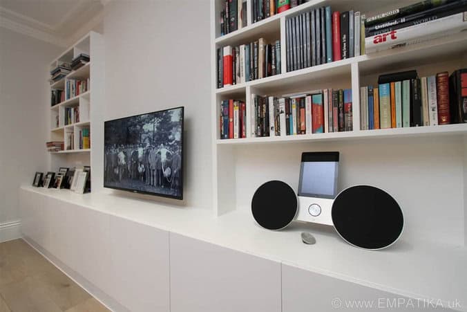 Media unit bridging alcoves - Empatika