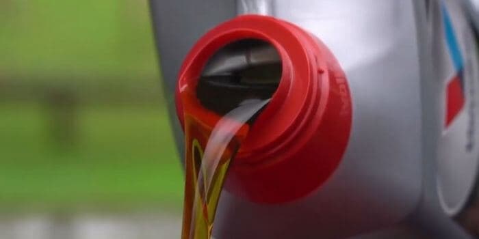 SAE 40 vs 0W40 Motor Oil | AutoNerdsReview