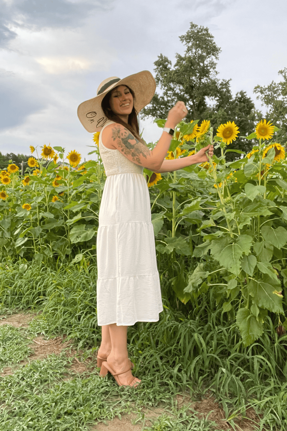 sunflower field photoshoot outfit ideas